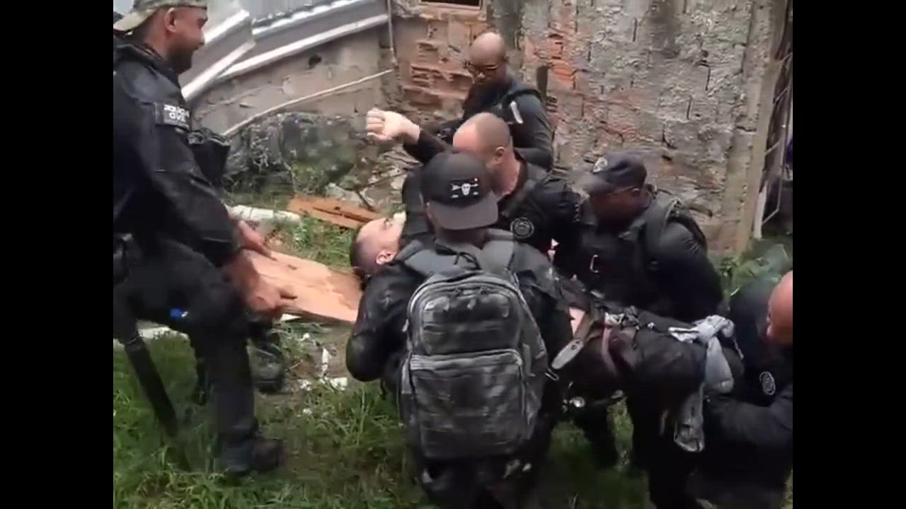 🚨Police officer injured during major operation in Rio - heavy gunfire ...