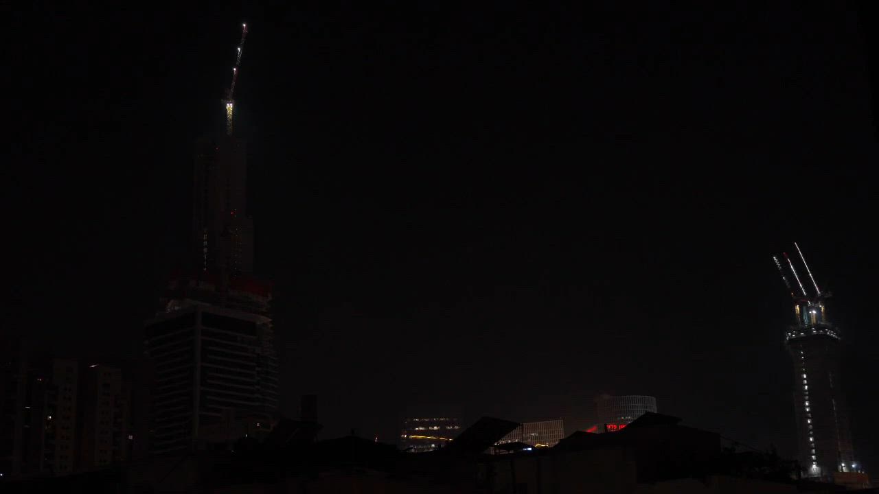 💥Israel: Shockwave visible during one of Iranian missile strikes on Tel ...